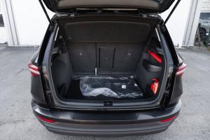 Black Skoda Karoq 2024 in Riga, with an engine capacity of 1.50 L and mileage of 41 thousand km for 23950 €, photo 26 on AUTOMOTO.COM.LV