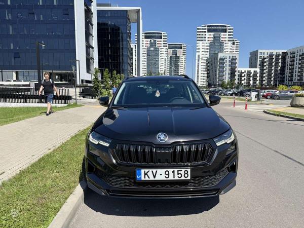 Black Skoda Karoq 2025 in Riga, with an engine capacity of 1.50 L and mileage of 33 thousand km for 23450 €, photo 2 on AUTOMOTO.COM.LV