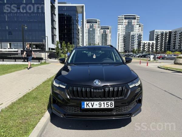 Melns Skoda Karoq 2025 Rīga, ar dzinēja tilpumu 1.50 L un nobraukumu 32 tūkst. km par 23450 €, foto 2 vietnē AUTOMOTO.COM.LV