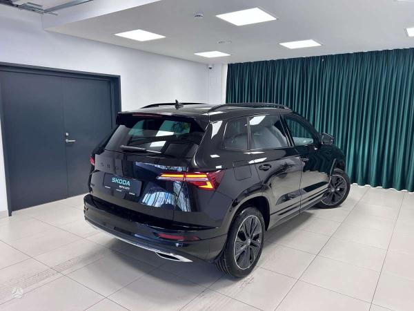 Melns Skoda Karoq 2026 Viļņa, ar dzinēja tilpumu 1.50 L un nobraukumu 5 tūkst. km par 34600 €, foto 5 vietnē AUTOMOTO.COM.LV