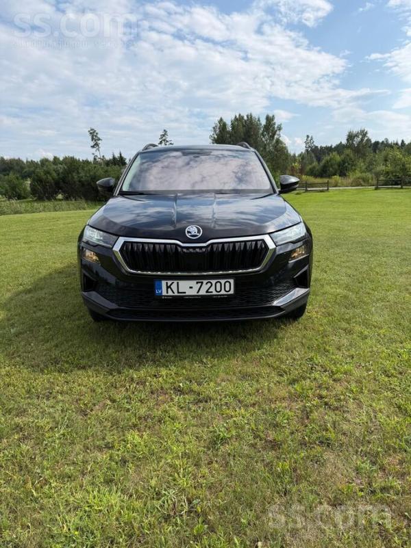 Black Skoda Karoq 2023 in Riga, with an engine capacity of 1.50 L and mileage of 98 thousand km for 21500 €, photo 1 on AUTOMOTO.COM.LV