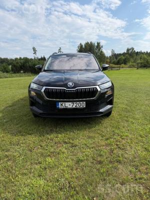Melns Skoda Karoq 2023 Rīga, ar dzinēja tilpumu 1.50 L un nobraukumu 98 tūkst. km par 21500 €, foto  vietnē AUTOMOTO.COM.LV