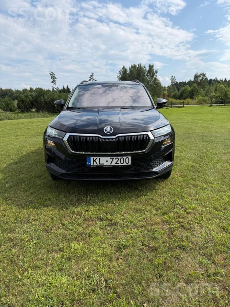 Черный Шкода Karoq 2023 в Рига, объемом двигателя 1.50 л и пробегом 98 тыс. км за 21500 €, фото 1 на AUTOMOTO.COM.LV