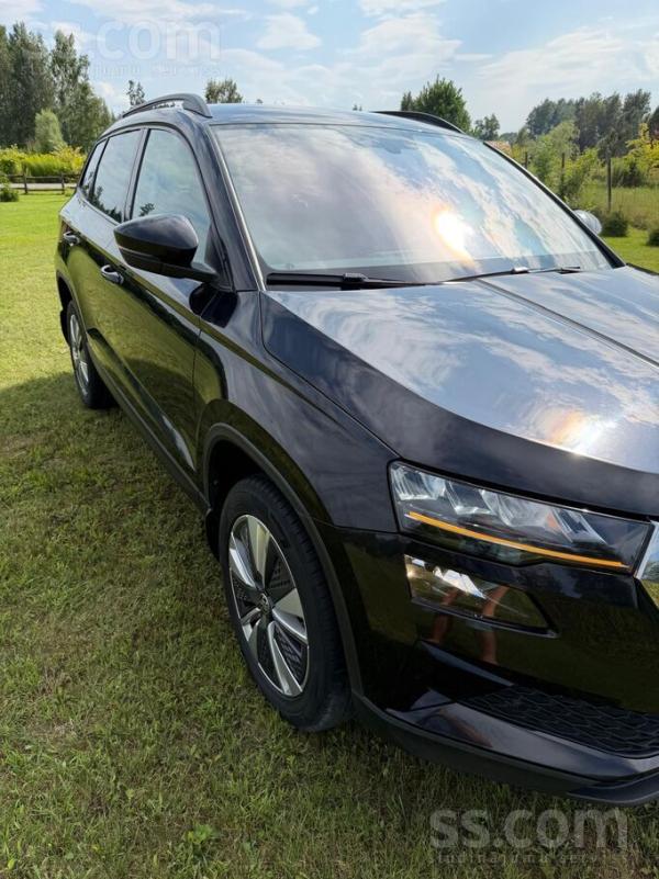 Black Skoda Karoq 2023 in Riga, with an engine capacity of 1.50 L and mileage of 98 thousand km for 21500 €, photo 3 on AUTOMOTO.COM.LV
