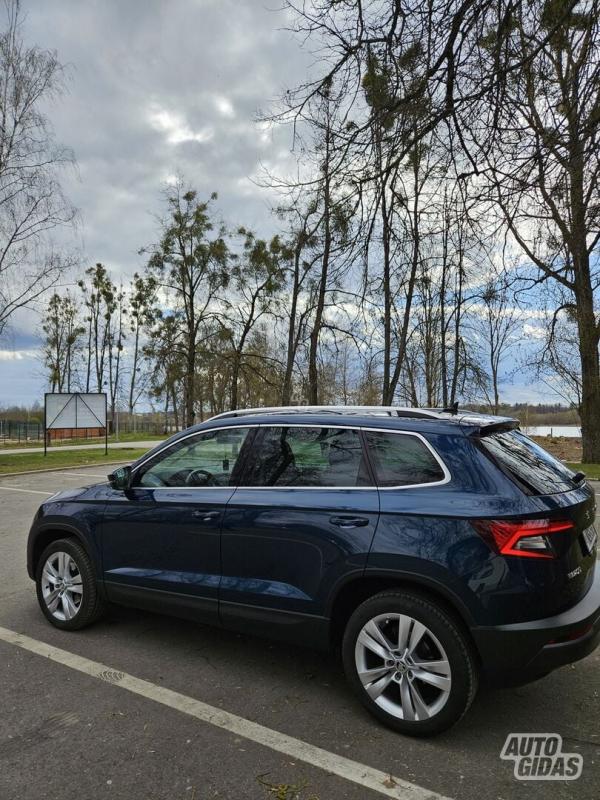 Blue Skoda Karoq 2020 in Kaunas, with an engine capacity of 2.00 L and mileage of 211 thousand km for 19750 €, photo 5 on AUTOMOTO.COM.LV