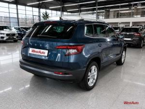 Blue Skoda Karoq 2021 in Klaipeda, with an engine capacity of 1.97 L and mileage of 141 thousand km for 18956 €, photo 4 on AUTOMOTO.COM.LV