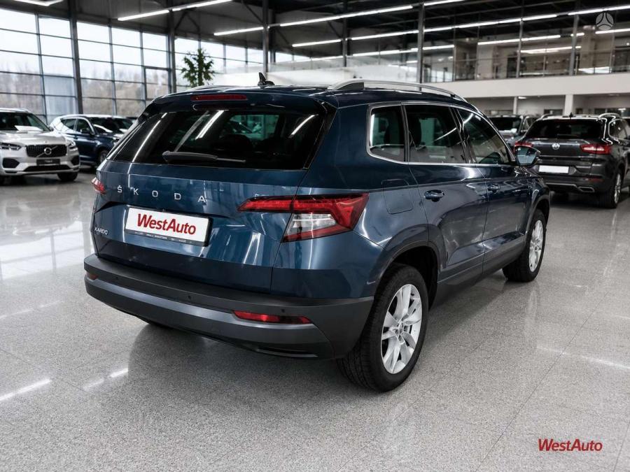 Blue Skoda Karoq 2021 in Klaipeda, with an engine capacity of 1.97 L and mileage of 141 thousand km for 18956 €, photo 4 on AUTOMOTO.COM.LV