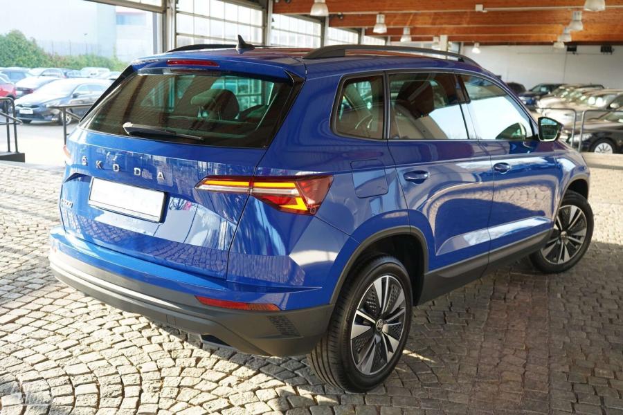 Blue Skoda Karoq 2022 in Kaunas, with an engine capacity of 1.00 L and mileage of 74 thousand km for 25439 €, photo 5 on AUTOMOTO.COM.LV