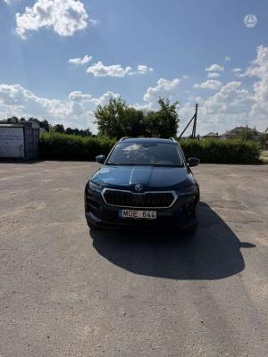 Zils Skoda Karoq 2023 Kauņa, ar dzinēja tilpumu 1.50 L un nobraukumu 16 tūkst. km par 25000 €, foto  vietnē AUTOMOTO.COM.LV