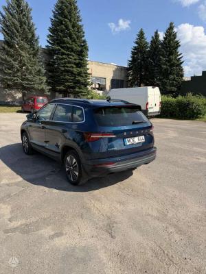 Blue Skoda Karoq 2023 in Kaunas, with an engine capacity of 1.50 L and mileage of 16 thousand km for 25000 €, photo 4 on AUTOMOTO.COM.LV