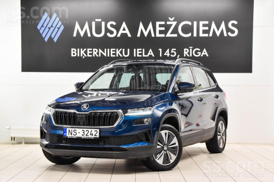 Blue Skoda Karoq 2023 in Riga, with an engine capacity of 1.50 L and mileage of 44 thousand km for 22590 €, photo 1 on AUTOMOTO.COM.LV