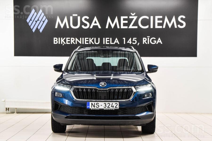 Blue Skoda Karoq 2023 in Riga, with an engine capacity of 1.50 L and mileage of 44 thousand km for 22590 €, photo 3 on AUTOMOTO.COM.LV