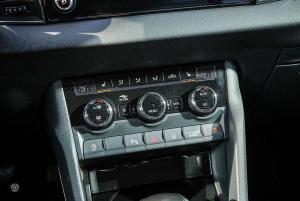 Grey Skoda Karoq 2018 in Marijampole, with an engine capacity of 1.50 L and mileage of 211 thousand km for 12950 €, photo 17 on AUTOMOTO.COM.LV