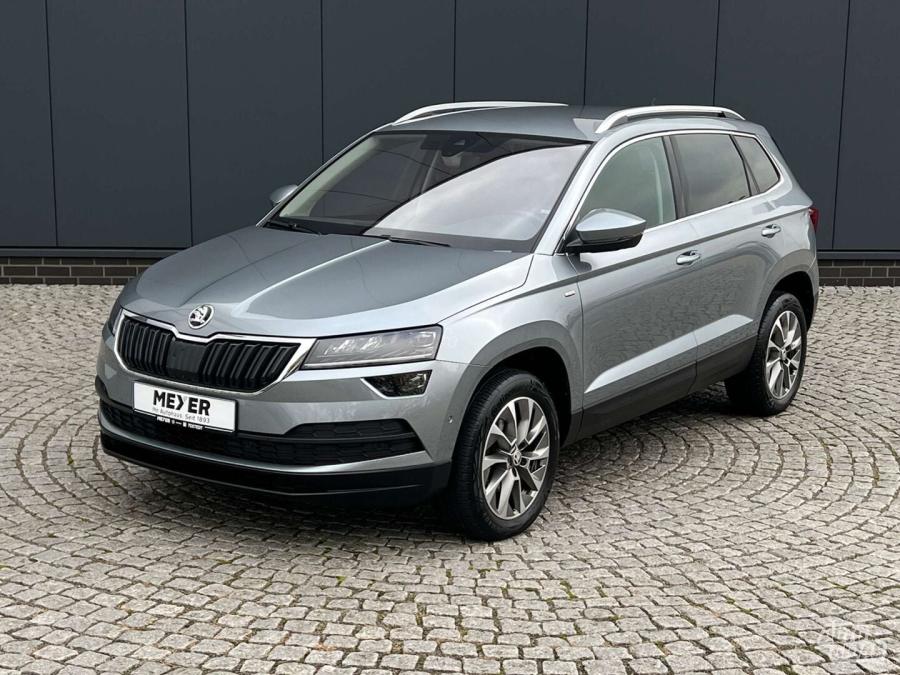 Grey Skoda Karoq 2021 in Kaunas, with an engine capacity of 2.00 L and mileage of 55 thousand km for 25995 €, photo 2 on AUTOMOTO.COM.LV