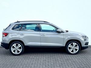 Grey Skoda Karoq 2022 in Kaunas, with an engine capacity of 2.00 L and mileage of 95 thousand km for 29019 €, photo 4 on AUTOMOTO.COM.LV