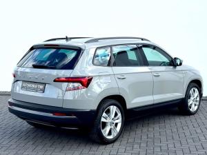 Grey Skoda Karoq 2022 in Kaunas, with an engine capacity of 2.00 L and mileage of 95 thousand km for 29019 €, photo 5 on AUTOMOTO.COM.LV