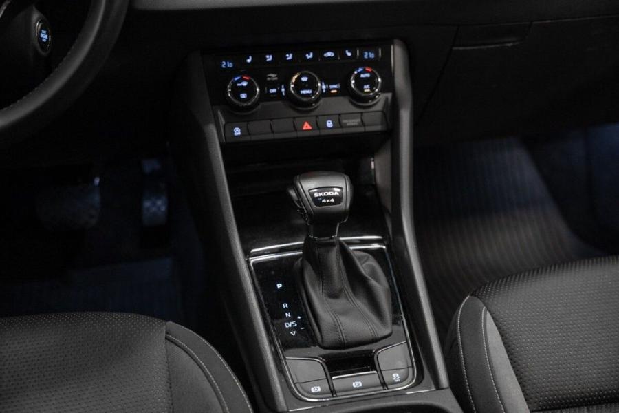 Grey Skoda Karoq 2022 in Vilnius, with an engine capacity of 2.00 L and mileage of 145 thousand km for 22900 €, photo 22 on AUTOMOTO.COM.LV