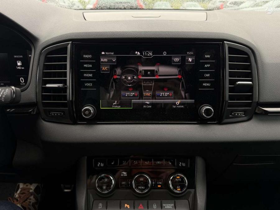 Pelēks Skoda Karoq 2022 Šauļi, ar dzinēja tilpumu 1.50 L un nobraukumu 171 tūkst. km par 19990 €, foto 20 vietnē AUTOMOTO.COM.LV