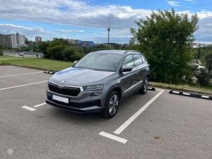 Pelēks Skoda Karoq 2022 Viļņa, ar dzinēja tilpumu 1.50 L un nobraukumu 98 tūkst. km par 20990 €, foto  vietnē AUTOMOTO.COM.LV