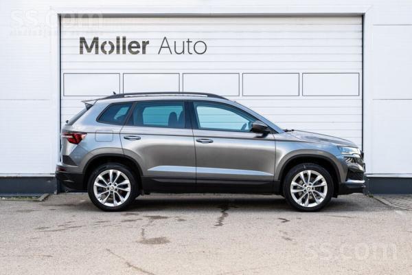 Skoda Karoq 2022 in Riga on AUTOMOTO.COM.LV Grey Skoda Karoq 2022 in Riga, with an engine capacity of 1.50 L and mileage of 134 thousand km for 21950 €, photo 6 on AUTOMOTO.COM.LV
