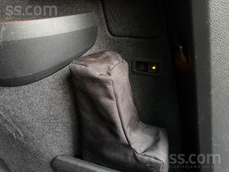 Grey Skoda Karoq 2022 in Riga, with an engine capacity of 2.00 L and mileage of 193 thousand km for 20800 €, photo 17 on AUTOMOTO.COM.LV