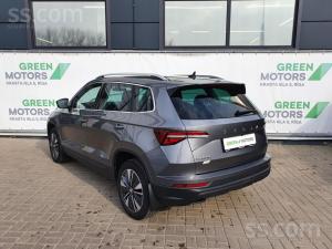 Grey Skoda Karoq 2023 in Riga, with an engine capacity of 1.50 L and mileage of 31 thousand km for 28900 €, photo 4 on AUTOMOTO.COM.LV