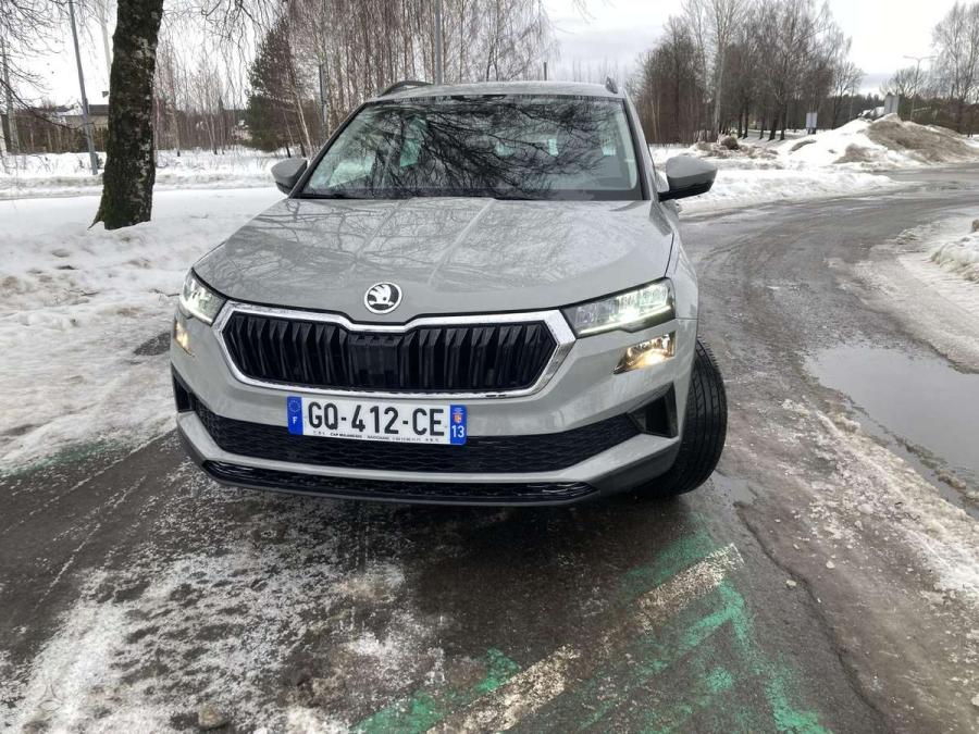 Grey Skoda Karoq 2023 in Taurage, with an engine capacity of 1.97 L and mileage of 133 thousand km for 18500 €, photo 2 on AUTOMOTO.COM.LV