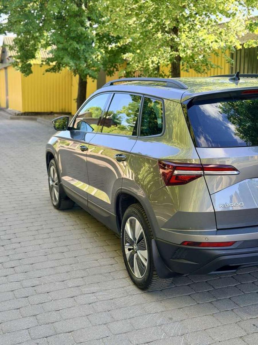 Grey Skoda Karoq 2023 in Kedainiai, with an engine capacity of 1.97 L and mileage of 131 thousand km for 21600 €, photo 4 on AUTOMOTO.COM.LV