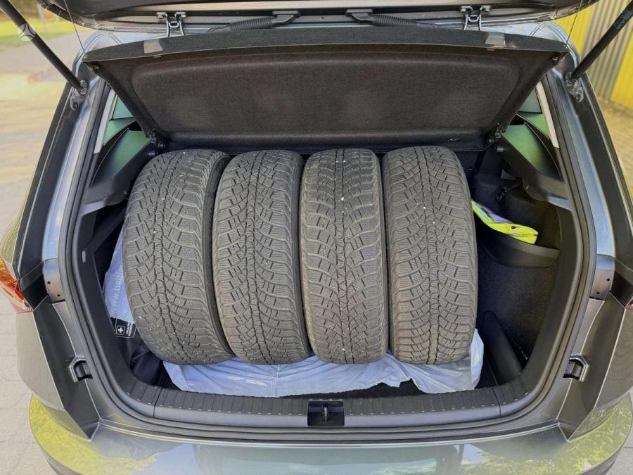 Grey Skoda Karoq 2023 in Kedainiai, with an engine capacity of 1.97 L and mileage of 131 thousand km for 21600 €, photo 12 on AUTOMOTO.COM.LV