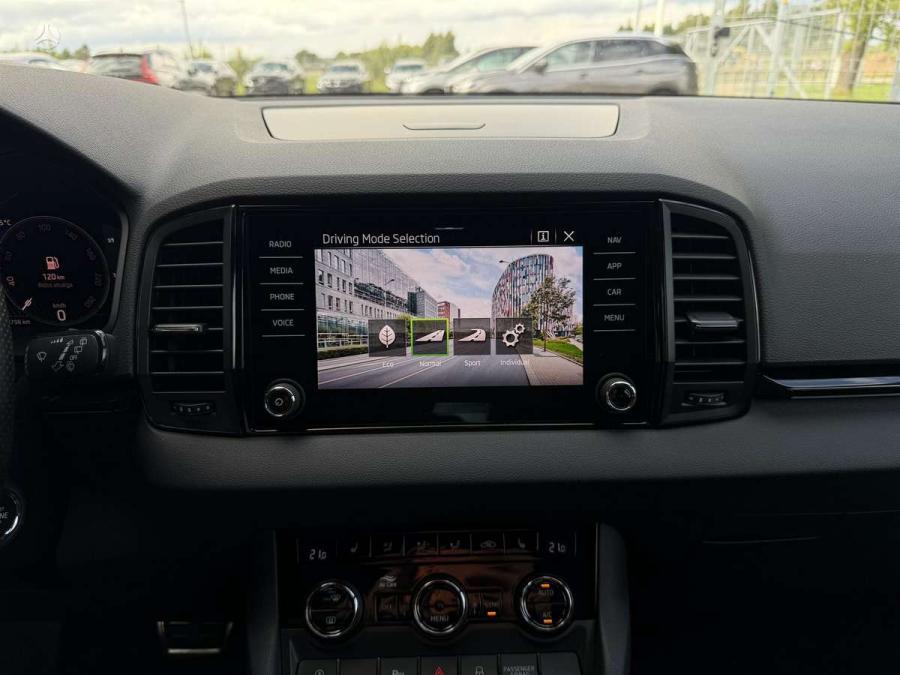 Pelēks Skoda Karoq 2023 Šauļi, ar dzinēja tilpumu 1.50 L un nobraukumu 200 tūkst. km par 22990 €, foto 32 vietnē AUTOMOTO.COM.LV