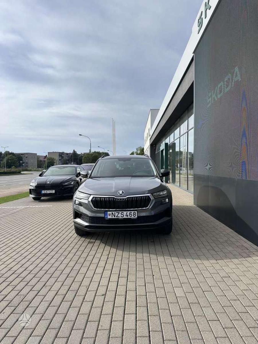 Grey Skoda Karoq 2023 in Klaipeda, with an engine capacity of 1.97 L and mileage of 167 thousand km for 18800 €, photo 4 on AUTOMOTO.COM.LV