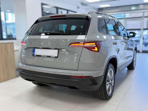 Grey Skoda Karoq 2023 in Kaunas, with an engine capacity of 1.50 L and mileage of 172 thousand km for 20200 €, photo 5 on AUTOMOTO.COM.LV