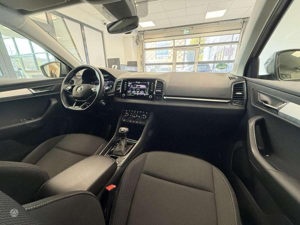 Grey Skoda Karoq 2023 in Kaunas, with an engine capacity of 1.50 L and mileage of 172 thousand km for 20200 €, photo 10 on AUTOMOTO.COM.LV
