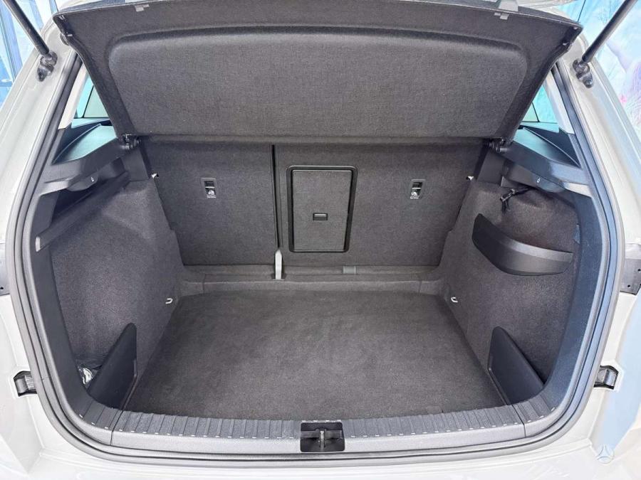 Grey Skoda Karoq 2023 in Kaunas, with an engine capacity of 1.50 L and mileage of 172 thousand km for 20200 €, photo 29 on AUTOMOTO.COM.LV