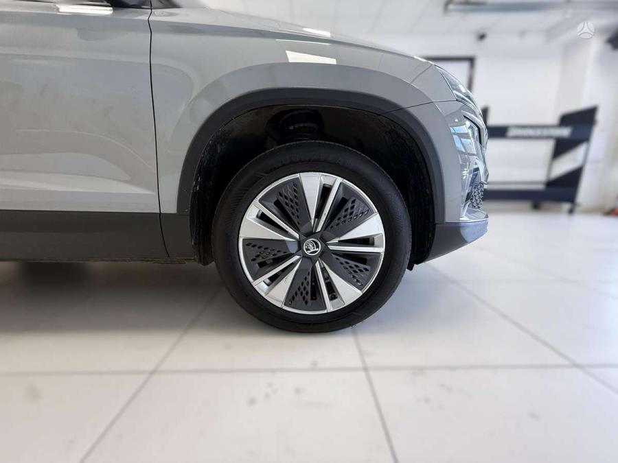 Grey Skoda Karoq 2023 in Kaunas, with an engine capacity of 1.50 L and mileage of 172 thousand km for 20200 €, photo 31 on AUTOMOTO.COM.LV