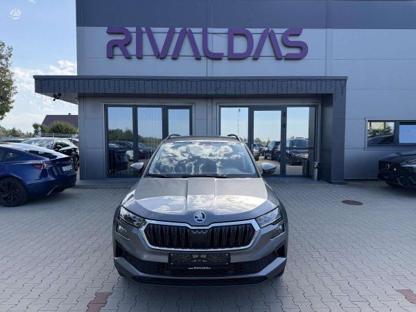Skoda Karoq 2023 in Siauliai on AUTOMOTO.COM.LV Grey Skoda Karoq 2023 in Siauliai, with an engine capacity of 1.50 L and mileage of 165 thousand km for 17896 €, photo 1 on AUTOMOTO.COM.LV