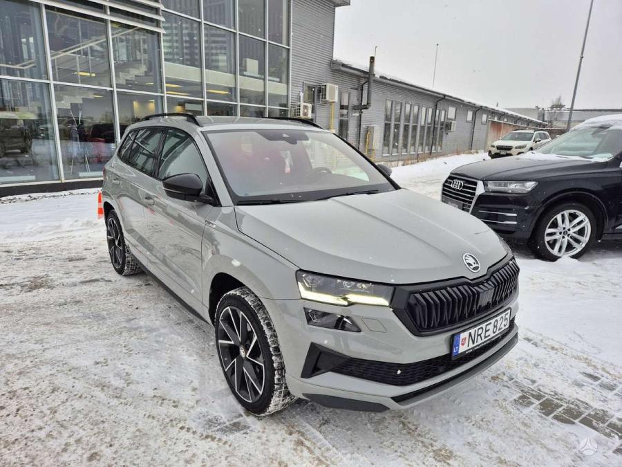 Pelēks Skoda Karoq 2024 Šauļi, ar dzinēja tilpumu 1.98 L un nobraukumu 13 tūkst. km par 32000 €, foto 2 vietnē AUTOMOTO.COM.LV