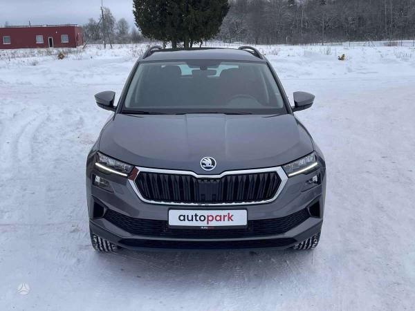 Grey Skoda Karoq 2024 in Ukmerge, with an engine capacity of 1.50 L and mileage of 42 thousand km for 25900 €, photo 2 on AUTOMOTO.COM.LV