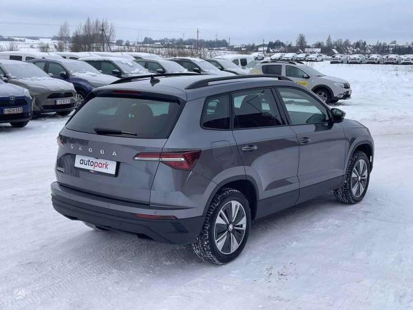 Grey Skoda Karoq 2024 in Ukmerge, with an engine capacity of 1.50 L and mileage of 42 thousand km for 25900 €, photo 4 on AUTOMOTO.COM.LV