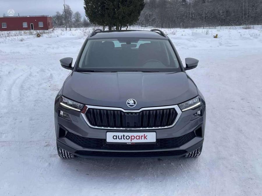 Grey Skoda Karoq 2024 in Ukmerge, with an engine capacity of 1.50 L and mileage of 42 thousand km for 25900 €, photo 2 on AUTOMOTO.COM.LV