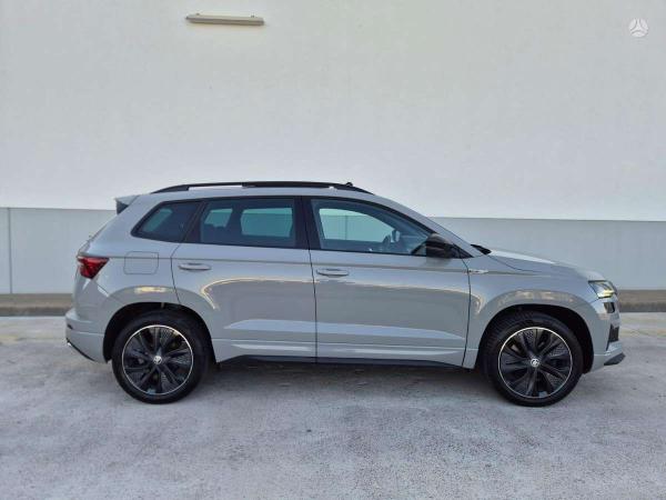 Pelēks Skoda Karoq 2024 Kauņa, ar dzinēja tilpumu 1.50 L un nobraukumu 180 tūkst. km par 16500 €, foto 2 vietnē AUTOMOTO.COM.LV