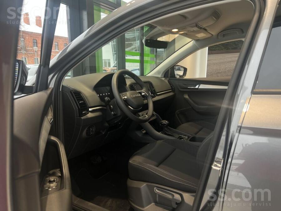 Pelēks Skoda Karoq 2025 Daugavpils, ar dzinēja tilpumu 1.50 L un nobraukumu 10 tūkst. km par 31070 €, foto 3 vietnē AUTOMOTO.COM.LV