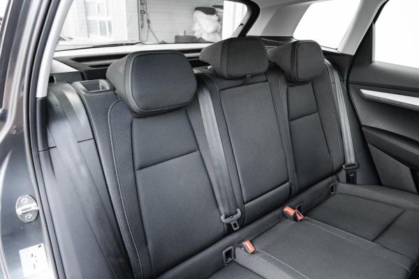 Pelēks Skoda Karoq 2025 Rīga, ar dzinēja tilpumu 2.00 L un nobraukumu 36 tūkst. km par 28950 €, foto 8 vietnē AUTOMOTO.COM.LV