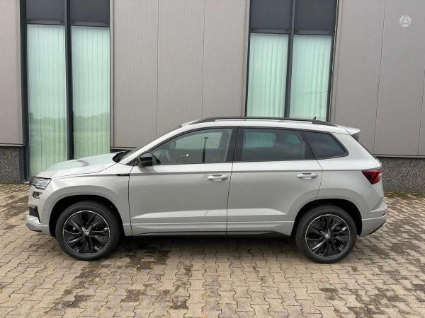 Pelēks Skoda Karoq 2026 Panevēža, ar dzinēja tilpumu 1.50 L un nobraukumu 1 tūkst. km par 33000 €, foto 2 vietnē AUTOMOTO.COM.LV