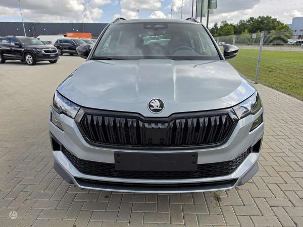 Pelēks Skoda Karoq 2026 Šauļi, ar dzinēja tilpumu 1.50 L un nobraukumu 0 tūkst. km par 33025 €, foto 2 vietnē AUTOMOTO.COM.LV