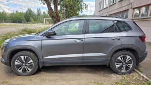 Pelēks Skoda Karoq 2022 Daugavpils, ar dzinēja tilpumu 2.00 L un nobraukumu 151 tūkst. km par 17600 €, foto  vietnē AUTOMOTO.COM.LV