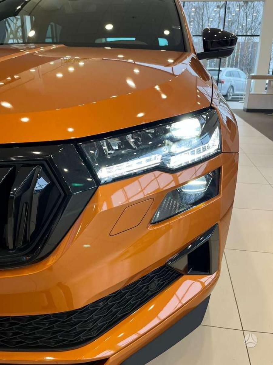 Orange Skoda Karoq 2026 in Kaunas, with an engine capacity of 1.50 L and mileage of 0 thousand km for 34690 €, photo 4 on AUTOMOTO.COM.LV
