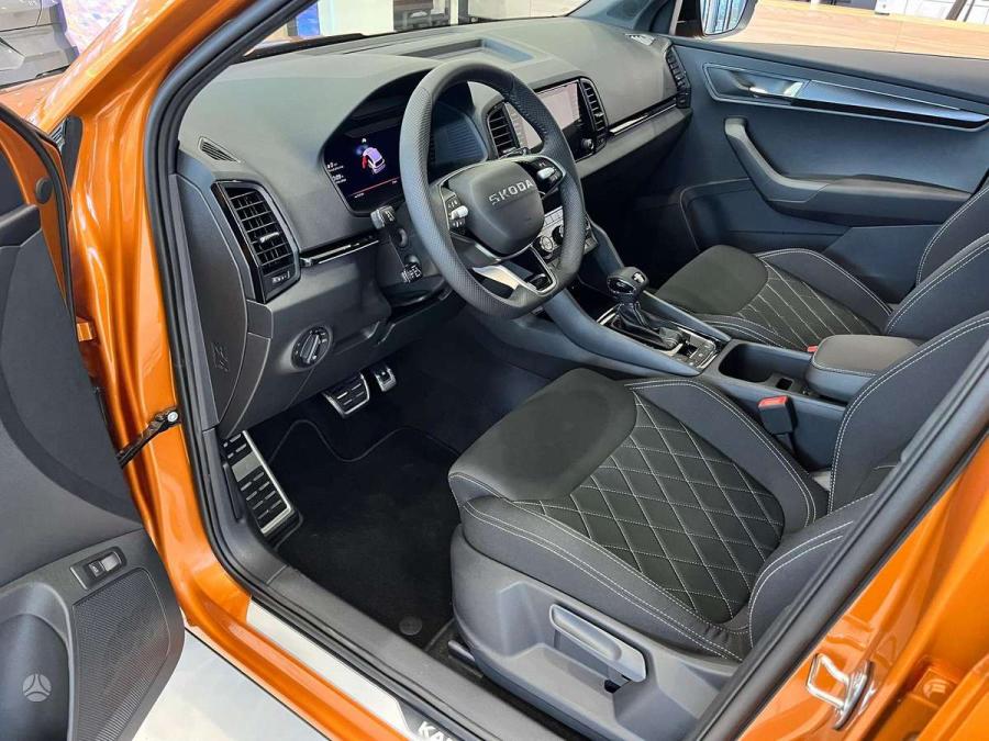 Orange Skoda Karoq 2026 in Kaunas, with an engine capacity of 1.50 L and mileage of 0 thousand km for 34690 €, photo 11 on AUTOMOTO.COM.LV