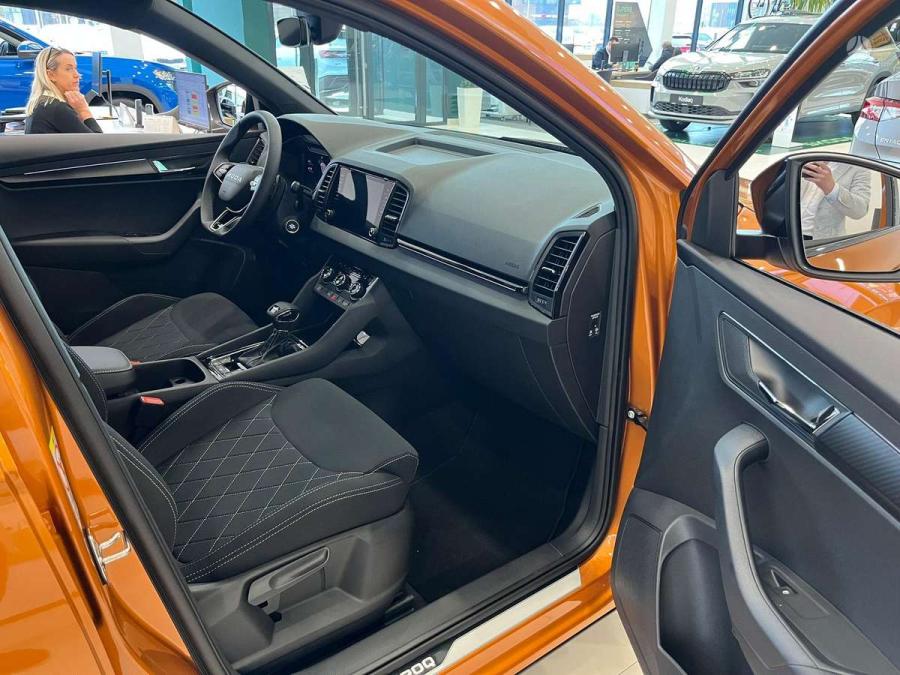 Orange Skoda Karoq 2026 in Kaunas, with an engine capacity of 1.50 L and mileage of 0 thousand km for 34690 €, photo 26 on AUTOMOTO.COM.LV