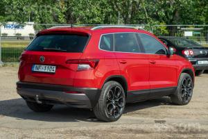 Sarkans Skoda Karoq 2018 Liepāja, ar dzinēja tilpumu 2.00 L un nobraukumu 388 tūkst. km par 14800 €, foto 4 vietnē AUTOMOTO.COM.LV